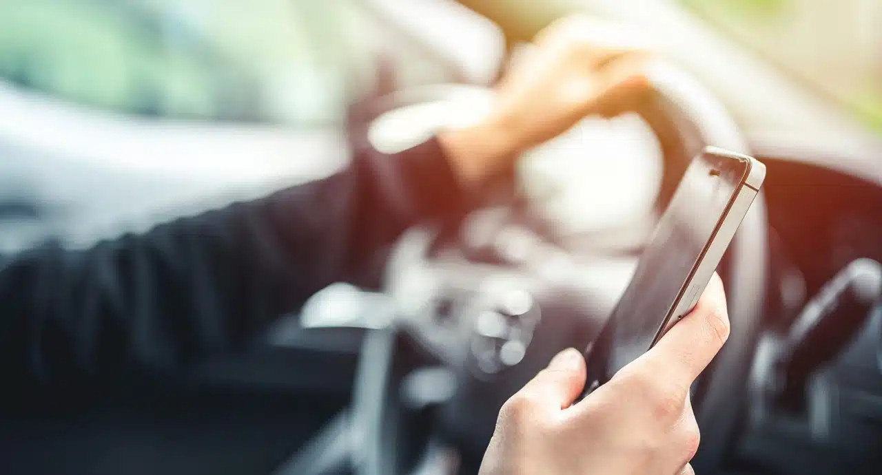 Telefonieren im Auto – Das sind die Regeln